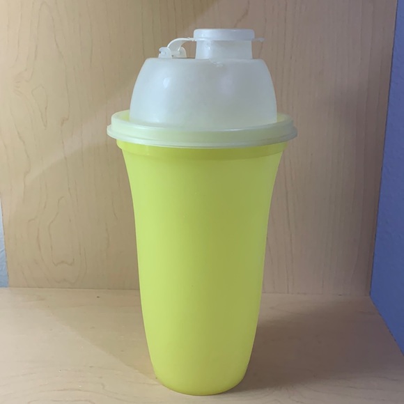 Tupperware | Dining | Tupperware Quick Shake 6oz Shaker Mixer Blender ...